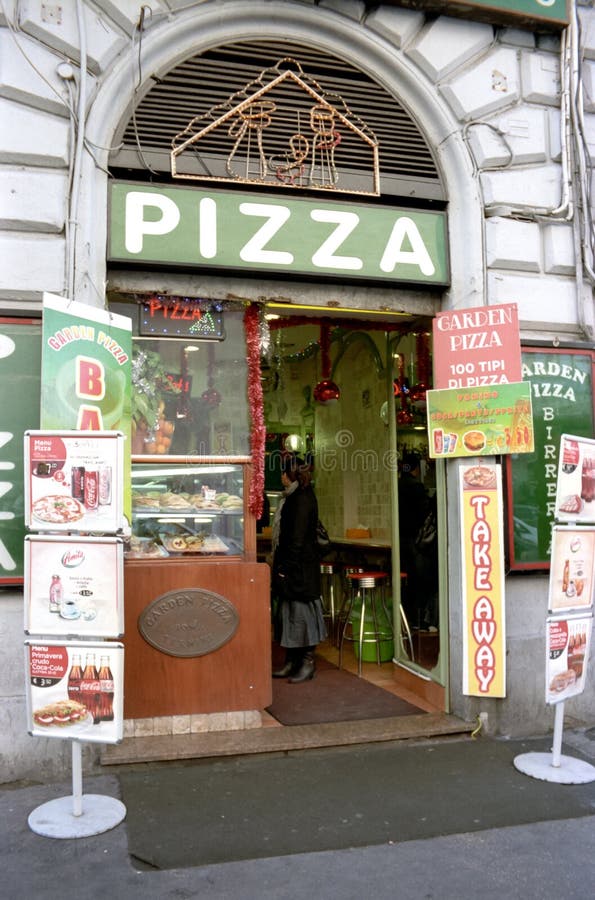 Italian pizza shop editorial photo. Image of roman, selling - 32421566