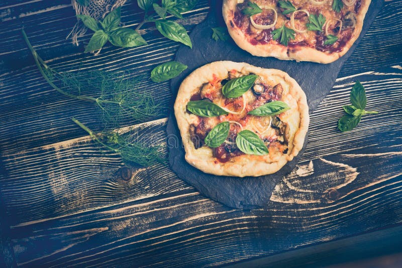 Pizza Sur Une Table En Bois Menu Italien De Restaurant De Pizza Photo ...