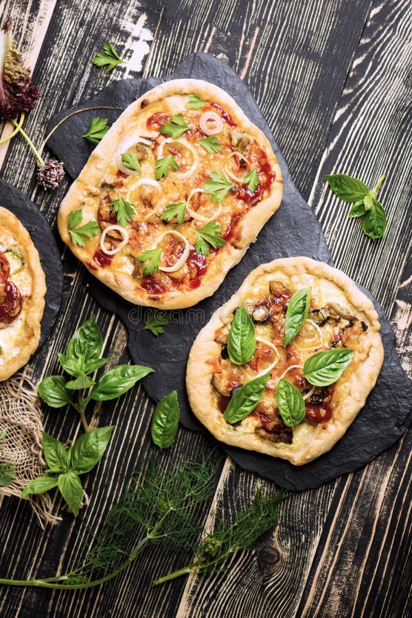 Pizza Sur Une Table En Bois Menu Italien De Restaurant De Pizza Photo ...