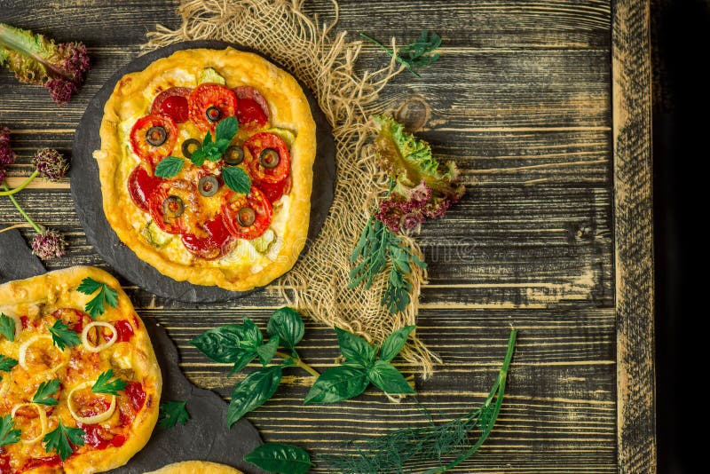 Pizza Sur Une Table En Bois Menu Italien De Restaurant De Pizza Image ...