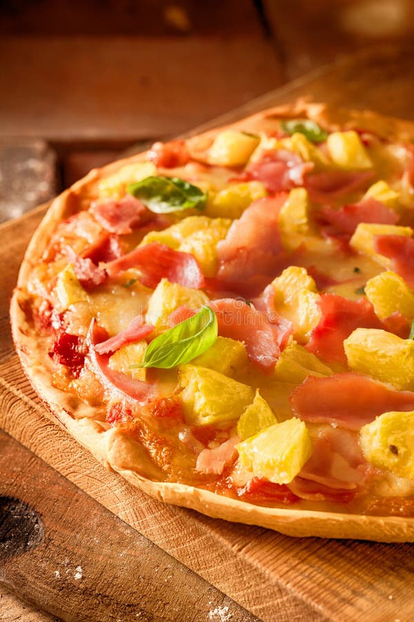 Pizza Tropicale Dell'ananas E Del Prosciutto Immagine Stock - Immagine ...