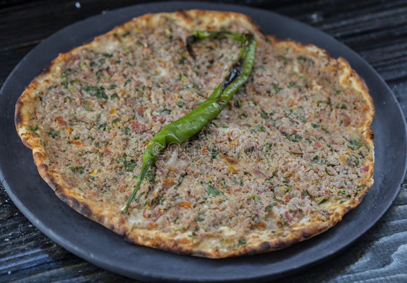 Pizza Turca Tradicional De Lahmacun Foto de archivo - Imagen de placa ...