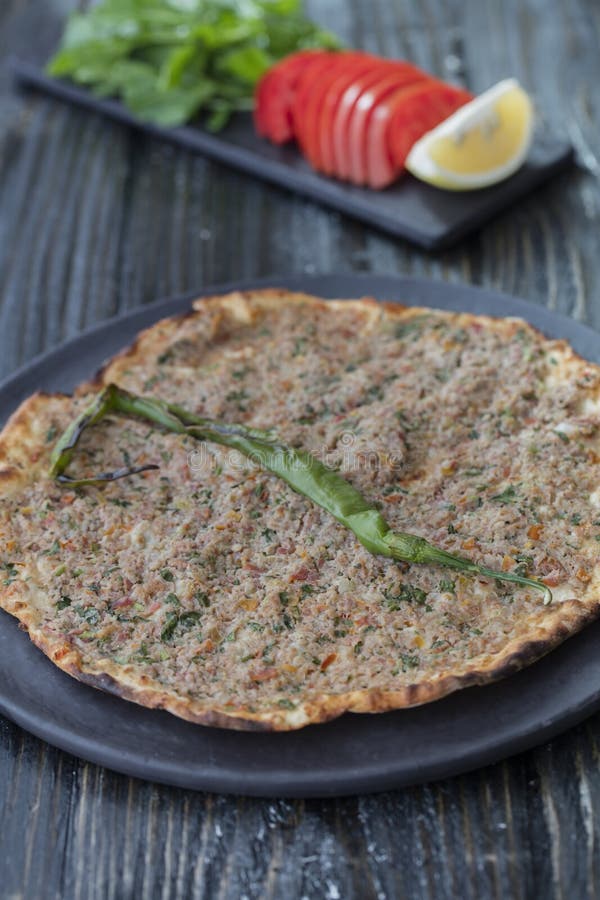 Pizza Turca Tradicional De Lahmacun Imagen de archivo - Imagen de ...