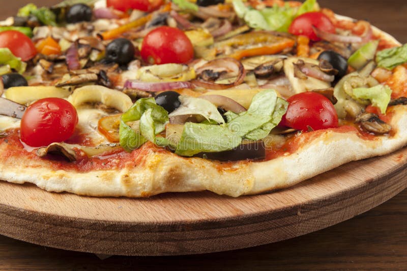 Pizza Vegetariana Con Le Verdure Fotografia Stock - Immagine di pasto ...