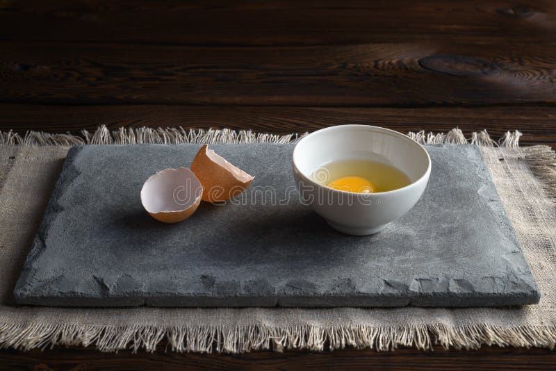 Plaat Met Ruw Gebroken Ei, Shell Op Concrete Plak Stock Foto - Image of ...