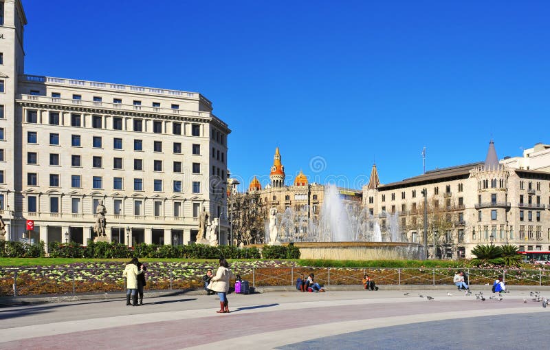 Placa Catalunya in Barcelona, Spain Editorial Stock Image - Image of ...