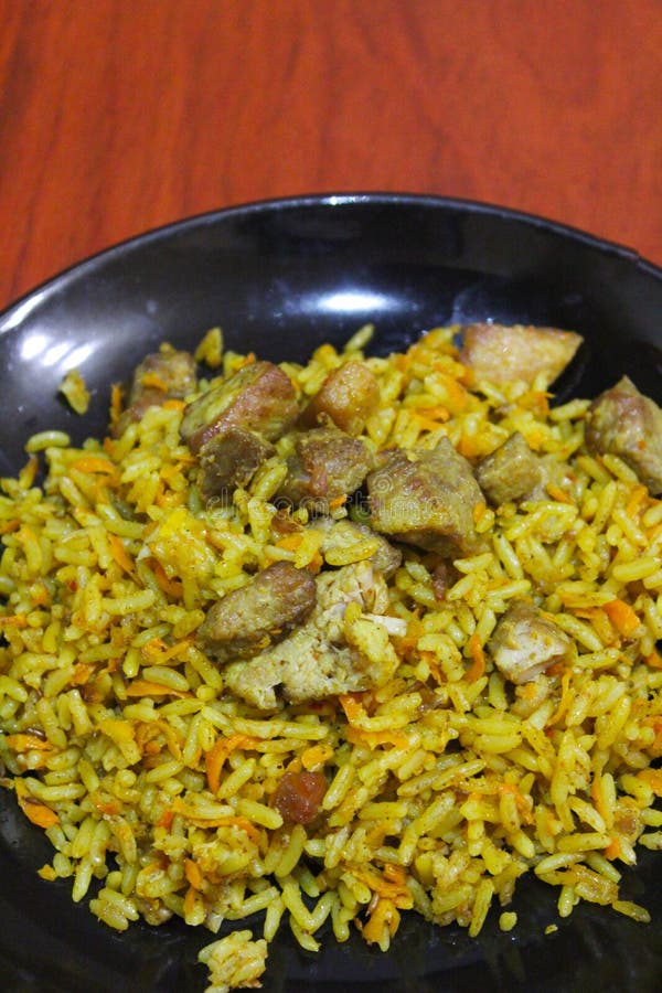 Placa Com Plov No Fundo Branco Foto de Stock - Imagem de fritado ...