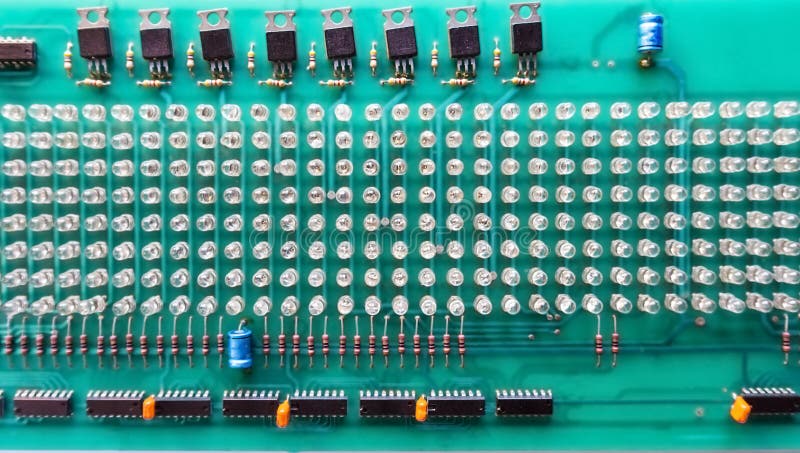 Placa De Circuito Con Muchos Bulbos Del LED Foto de archivo - Imagen de ...