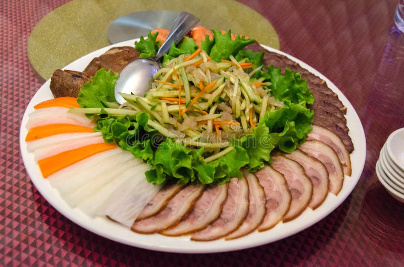 Placa De La Ensalada China Con Las Medusas Foto de archivo - Imagen de ...