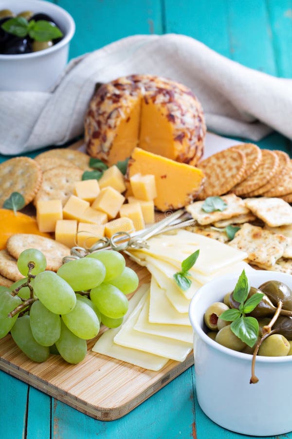 Placa De Queijo Em Uma Tabela Imagem de Stock - Imagem de variedade ...