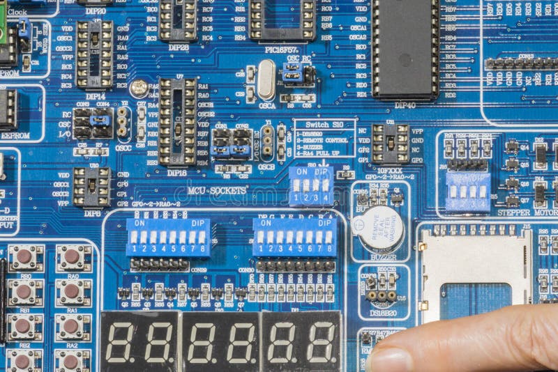 Placa do microcontrolador foto de stock. Imagem de manual - 86617320