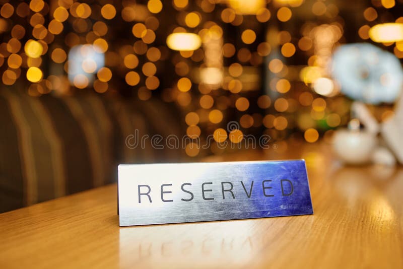 Placa Reservado Em Uma Tabela Imagem de Stock - Imagem de ninguém, faca ...
