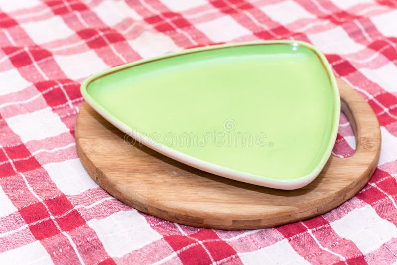 Placa Verde Triangular Vazia Na Toalha De Mesa De Madeira E Vermelha ...