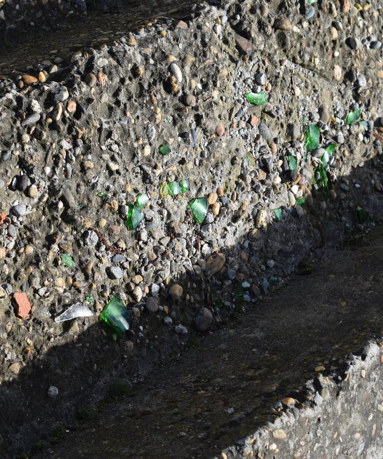 Lascas De Vidro Em Passos Concretos Foto de Stock - Imagem de ...