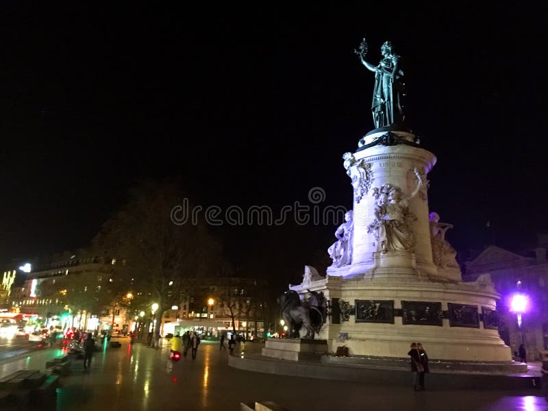 Place De La Republique Paris Photo stock éditorial - Image du publique ...