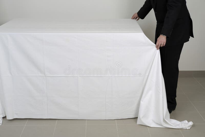 Placement D'une Nappe Sur Une Table De Buffet Image stock - Image du robe, gens: 23709931