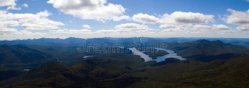 Placide panoramique de lac image stock. Image du placide - 6681473