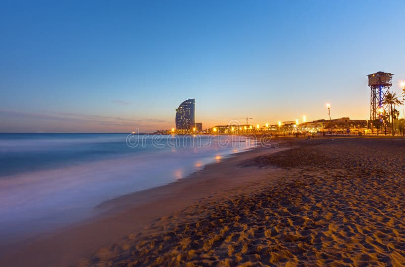 Plage à Barcelone Au Coucher Du Soleil Image stock - Image du scénique ...