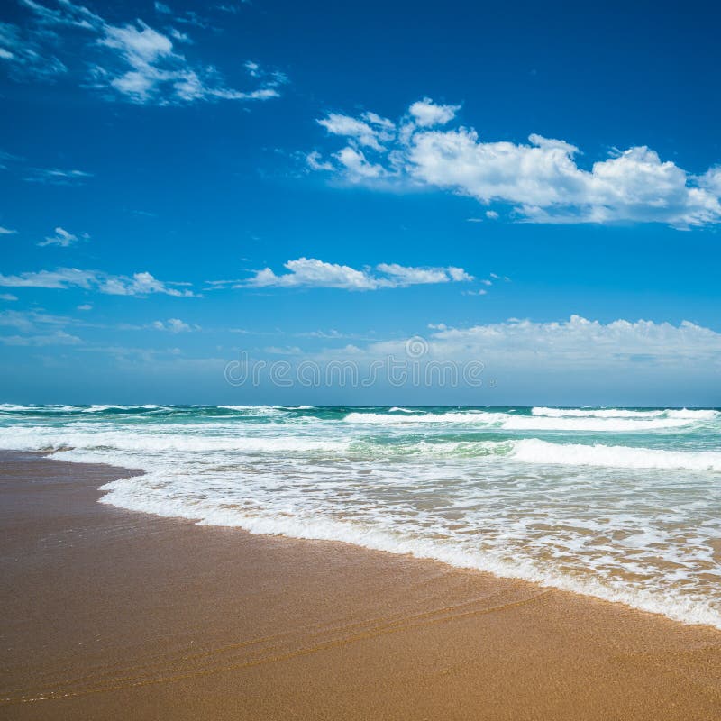Plage, Mer Et Ciel Bleu Profond Image stock - Image du océan, parfait ...