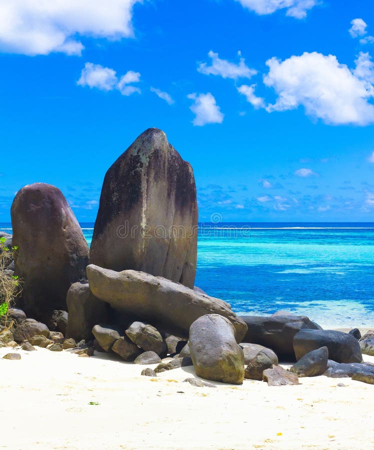 Rochers de plage tropicaux photo stock. Image du plage - 7187404