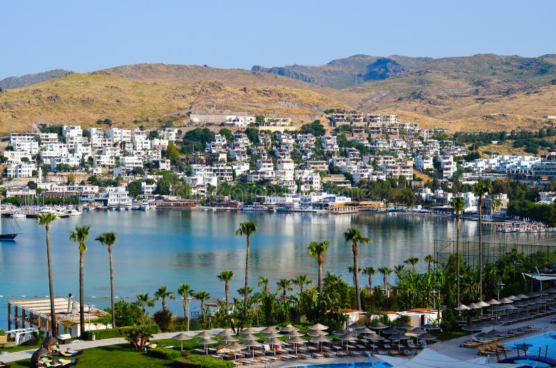 Plage Avec Des Palmiers Dans Bodrum Image stock - Image du bleu ...