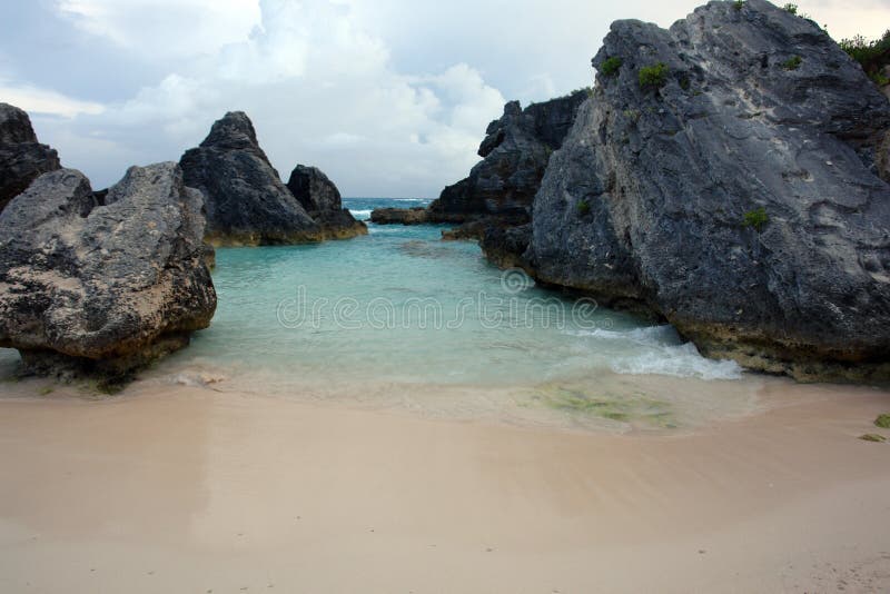 Plage avec des rochers image stock. Image of clair, célèbre - 30789069