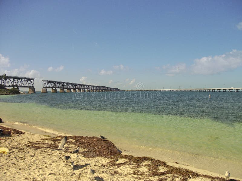 Plage Avec Un Pont Non Fini Dans Le Backround Photo stock - Image du ...