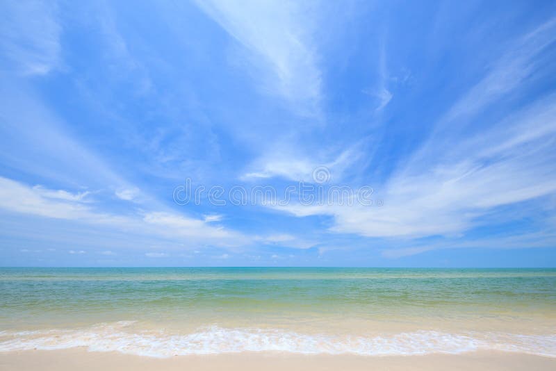 Beaux Plage Et Ressacs Blancs De Sable Avec Le Ciel Bleu Clair Image ...
