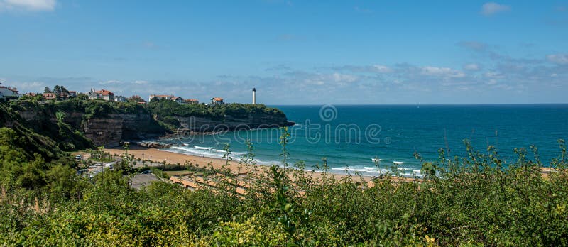 Plage D'Anglet Avec Le Phare De Biarritz Photo stock - Image du été ...