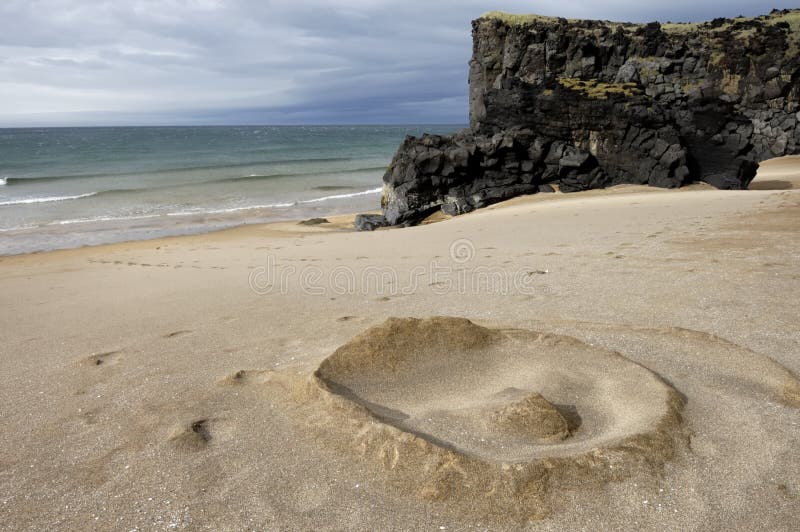 Plage D'or Chez Skardsvik, Islande Image stock - Image du roches, noir ...