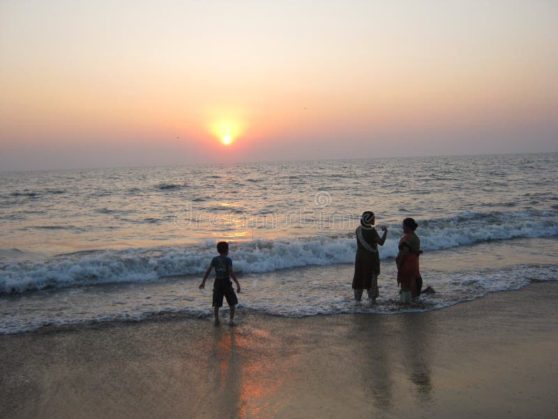 Plage D'Inde Au Coucher Du Soleil Image éditorial - Image du plage ...