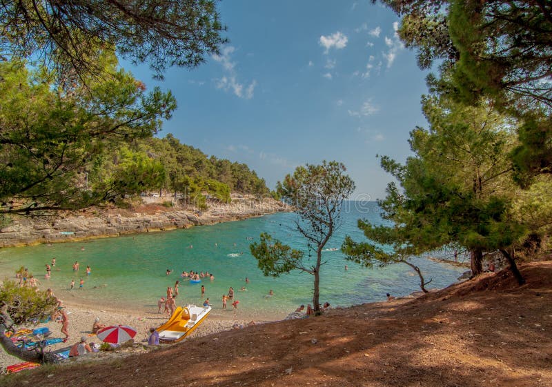 Plage Dans Le Pula, Croatie Image stock éditorial - Image du port ...