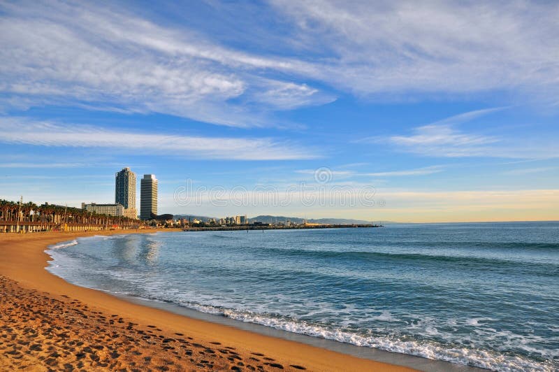 La Plage De Barcelone Au Coucher Du Soleil Image stock - Image du ...