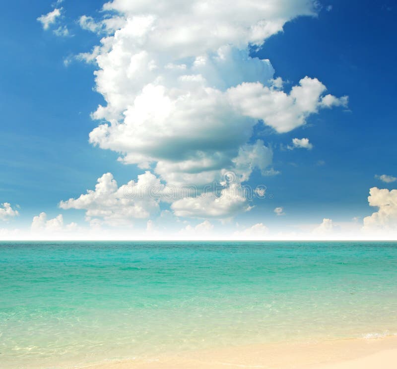 Plage De Ciel Bleu Et De Soleil De Sable De Mer Photo stock - Image du ...