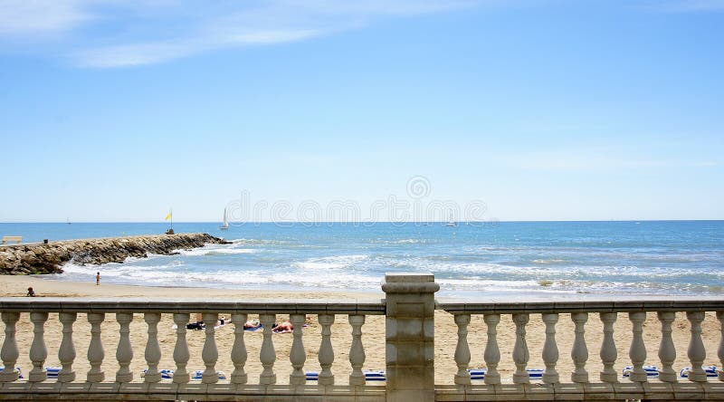 Plage De La Promenade De Sitges Photo stock - Image du touriste ...