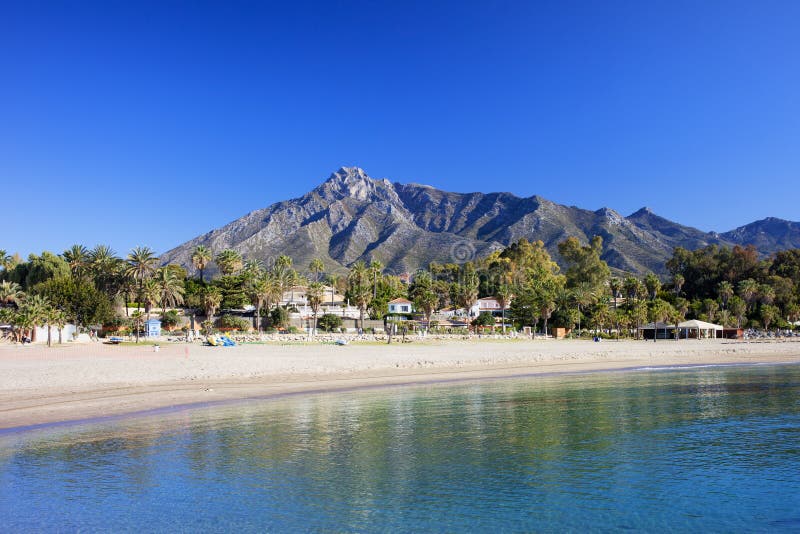 Plage De Marbella Sur La Costa Del Sol Image stock - Image du flore ...