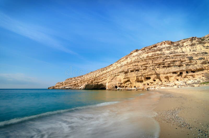 Plage De Matala Avec Des Cavernes Sur Les Roches, Crète, Grèce Photo ...