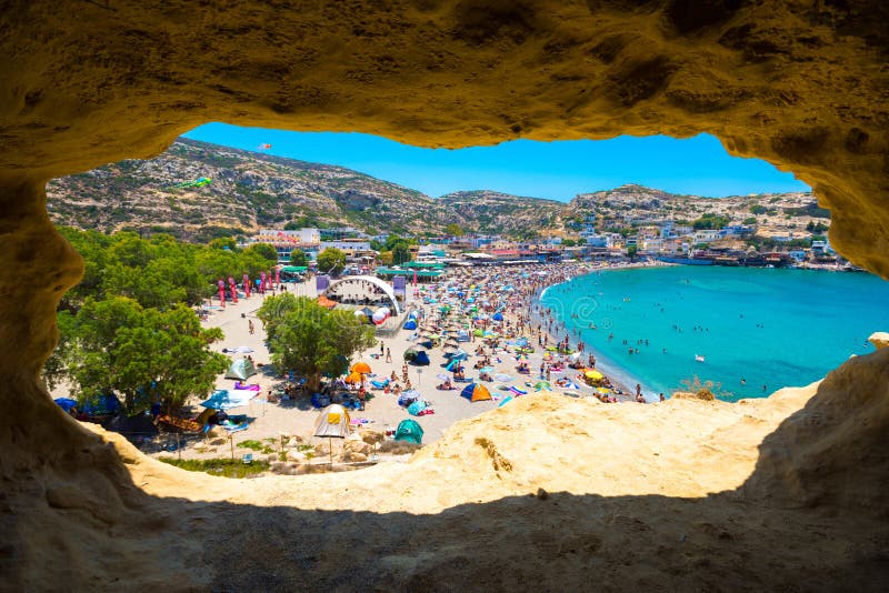 Plage De Matala Avec Des Cavernes Sur Les Roches, Crète, Grèce Photo ...