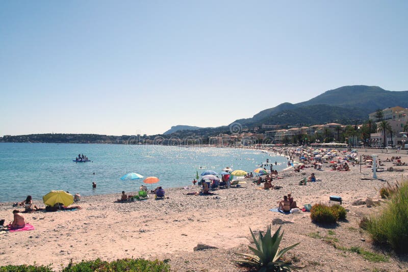 Plage de Menton. photo éditorial. Image du méditerranéen - 33547421