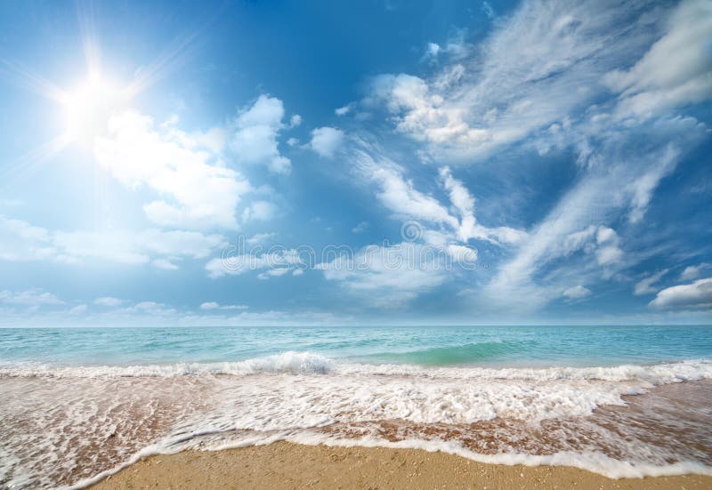 Plage de mer et ciel bleu photo stock. Image du course - 23444286
