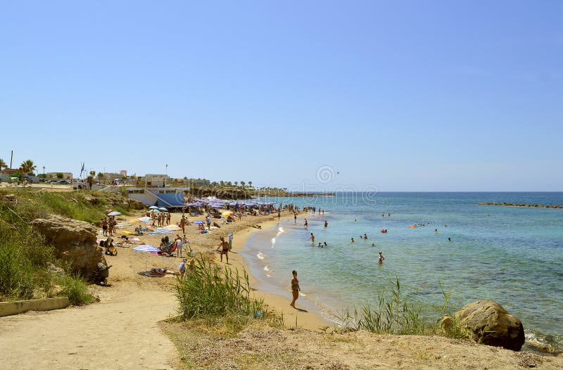 Plage de Paphos en Chypre photo stock éditorial. Image du soleil ...