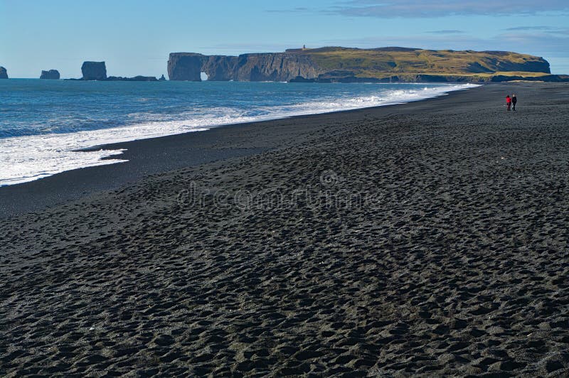 Plage De Sable De Noir De Reynisfjara Photo stock - Image du montagne ...