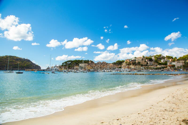 Plage De Soller De Majorque Avec Des Bateaux Photo stock - Image du ...