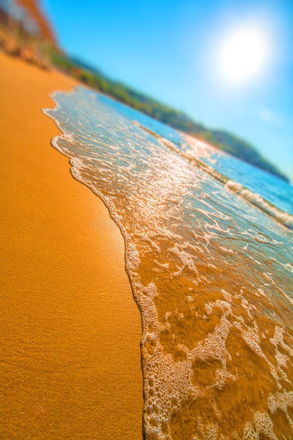 Plage ensoleillée image stock. Image du côte, horizontal - 35197159