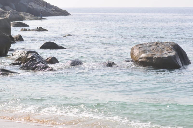 Plage et fond rocheux photo stock. Image du nature, sable - 215081946