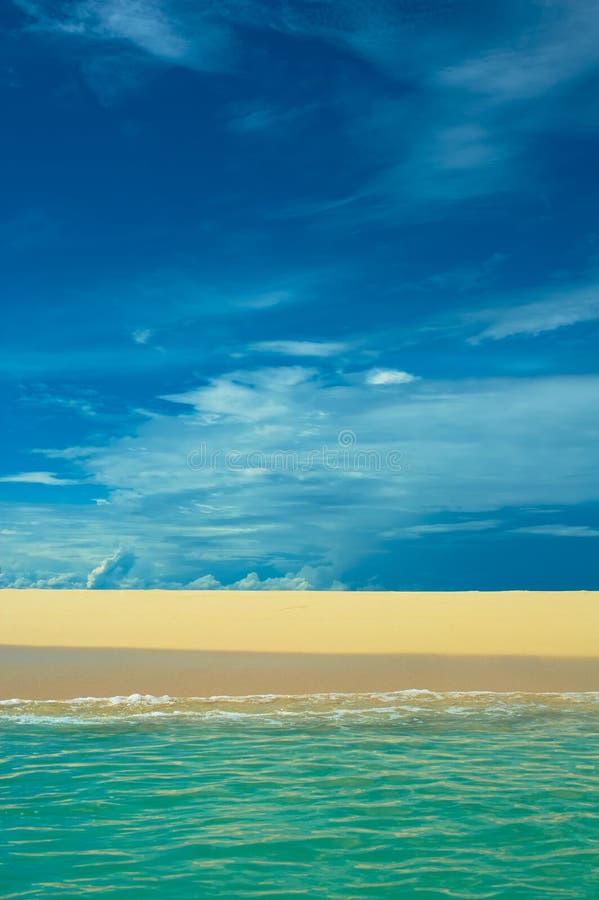 Plage, Mer Et Ciel Bleu Profond Photo stock - Image du rivage, vacances ...