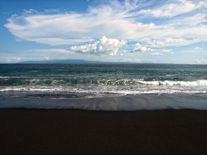 Plage Volcanique Noire De Sable De Kamari, Santorini Image stock ...