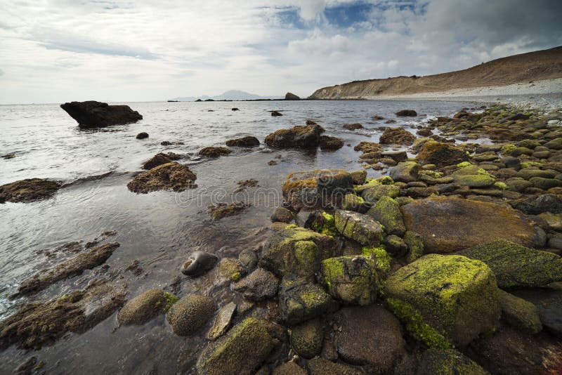 Plage Rocheuse Au Coucher Du Soleil Photo stock - Image du contexte ...
