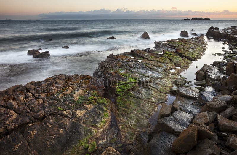 Plage Rocheuse Avec Des Ondes Photo stock - Image du plage, aquatique ...