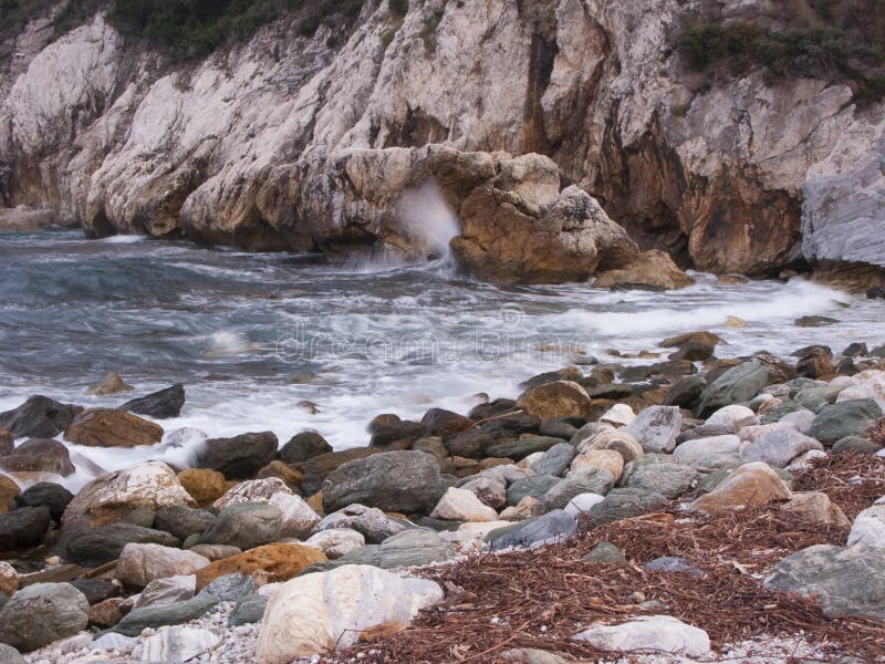 Plage Rocheuse De Mer Avec La Perspective Grande-angulaire - Regard ...